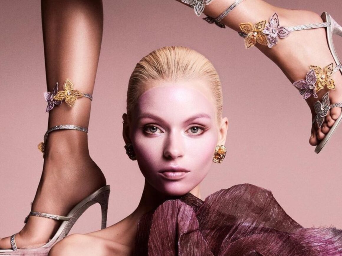 The Spacruzzi, an Electric Boat with a Hot Tube And Its Own Fireplace ...