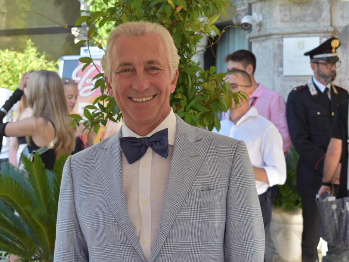 The Spacruzzi, an Electric Boat with a Hot Tube And Its Own Fireplace ...