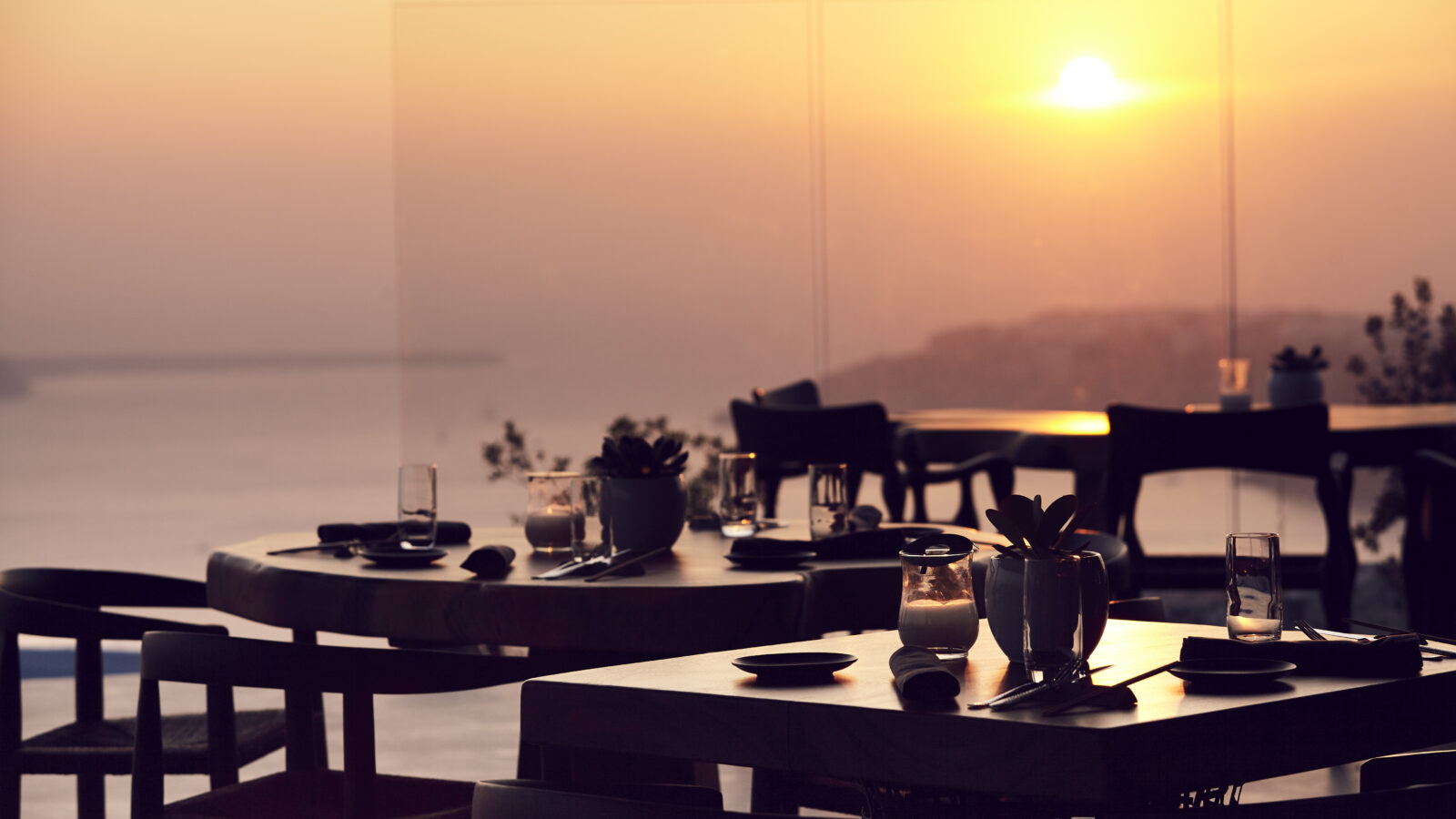 Santorini Luxury Guide: Your Perfect Summer - The Chic Icon
